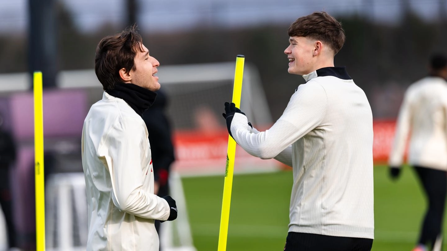 Gauntlets, new threads and Diaz nails it - things spotted in training ... Gauntlets, new threads and Diaz nails it - things spotted in training ...