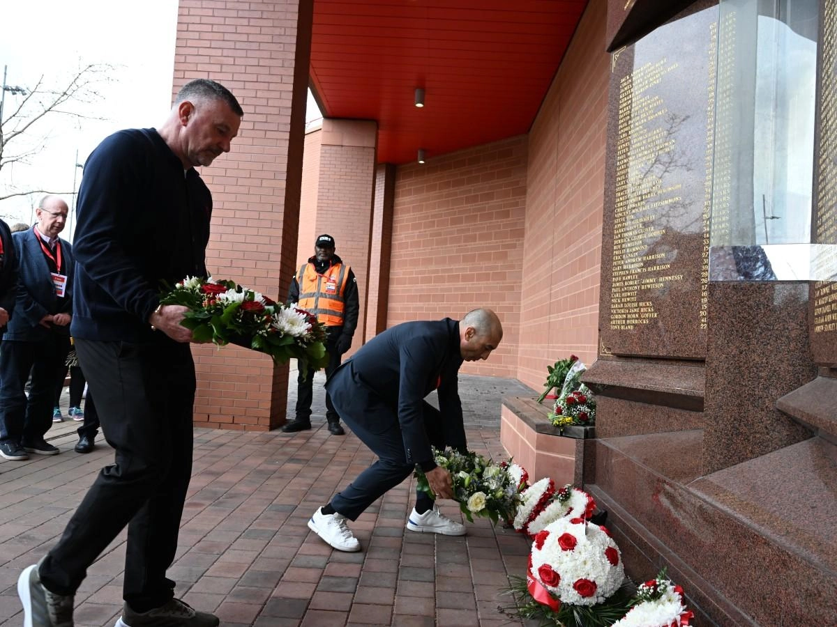 Chelsea lay wreath at Hillsborough Memorial - Liverpool FC