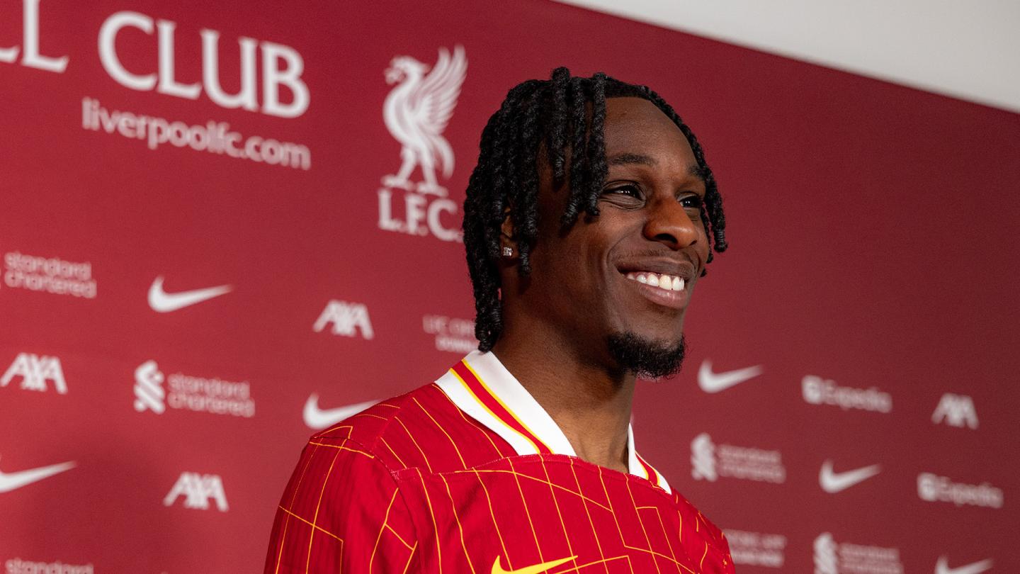 27 foto saat Jeremie Frimpong menyelesaikan transfer ke Liverpool ...