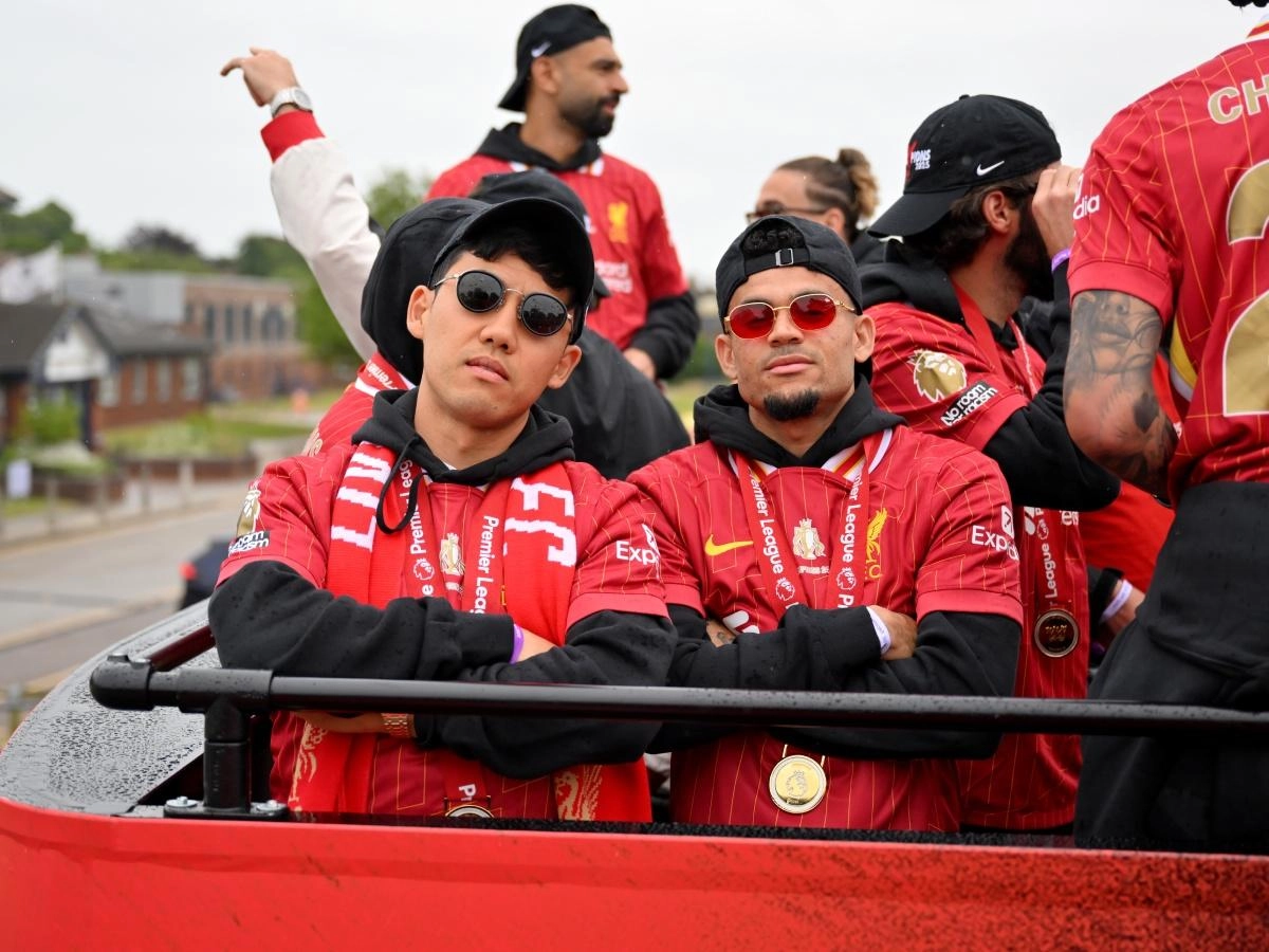 The best photos from Liverpool's open-top bus parade for Premier League ...