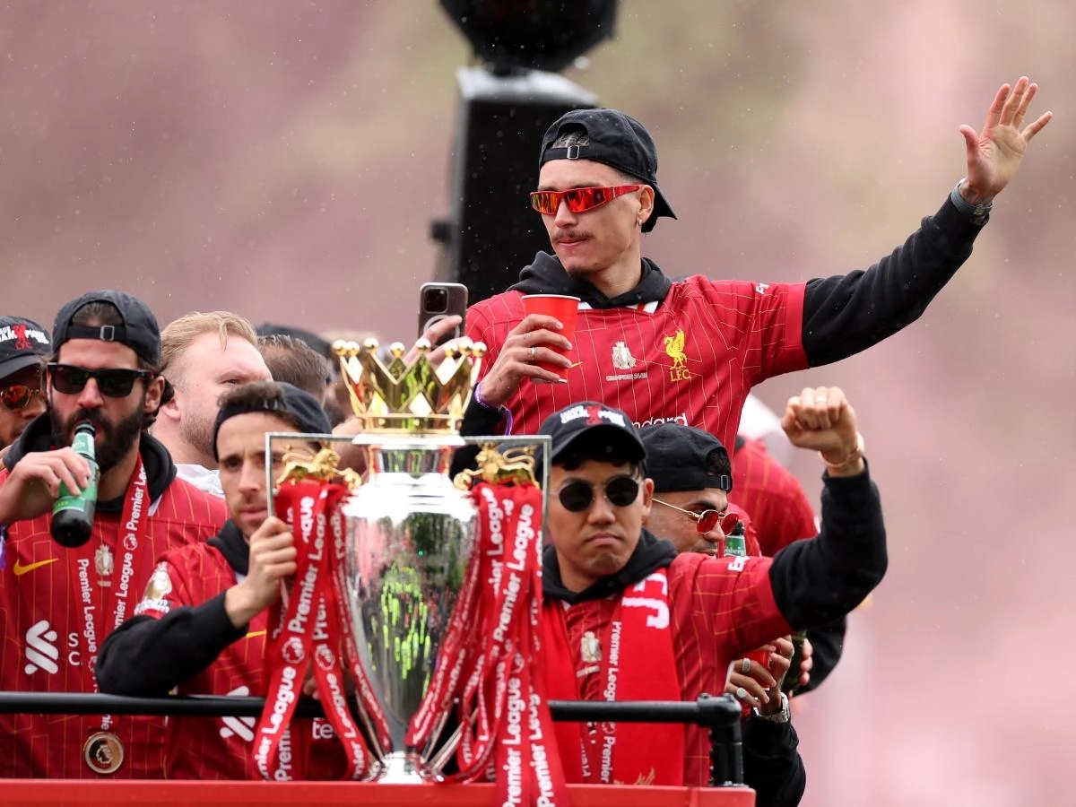The best photos from Liverpool's open-top bus parade for Premier League ...