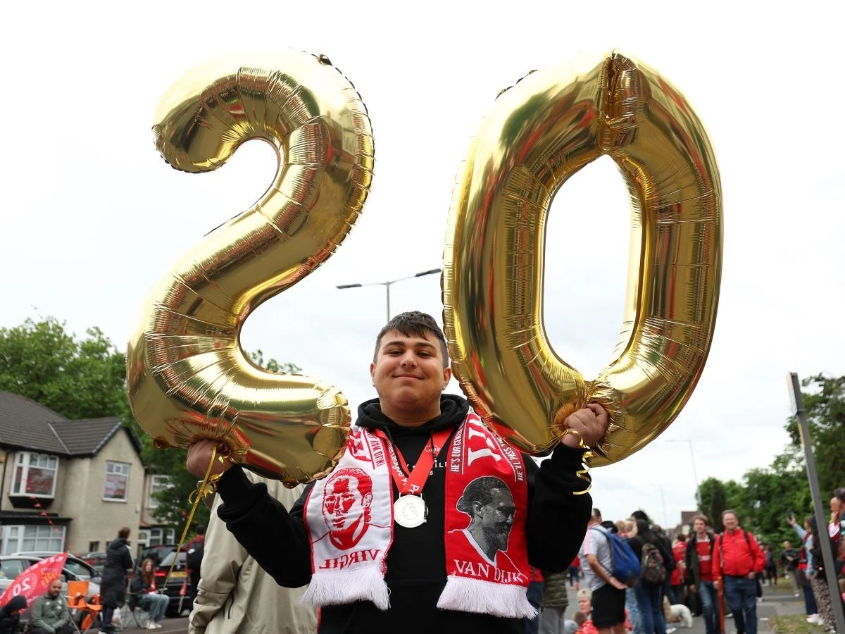 The best photos from Liverpool's open-top bus parade for Premier League ...