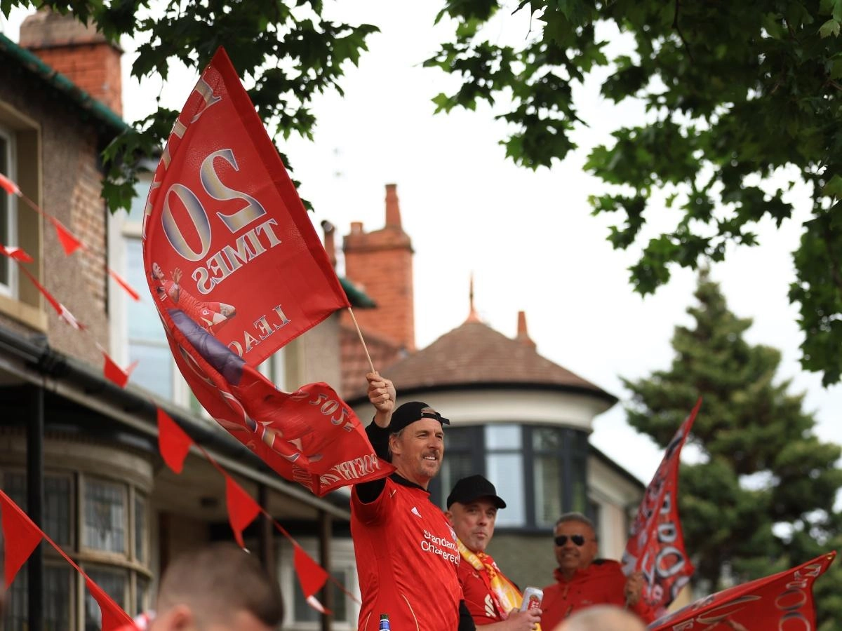 The best photos from Liverpool's open-top bus parade for Premier League ...