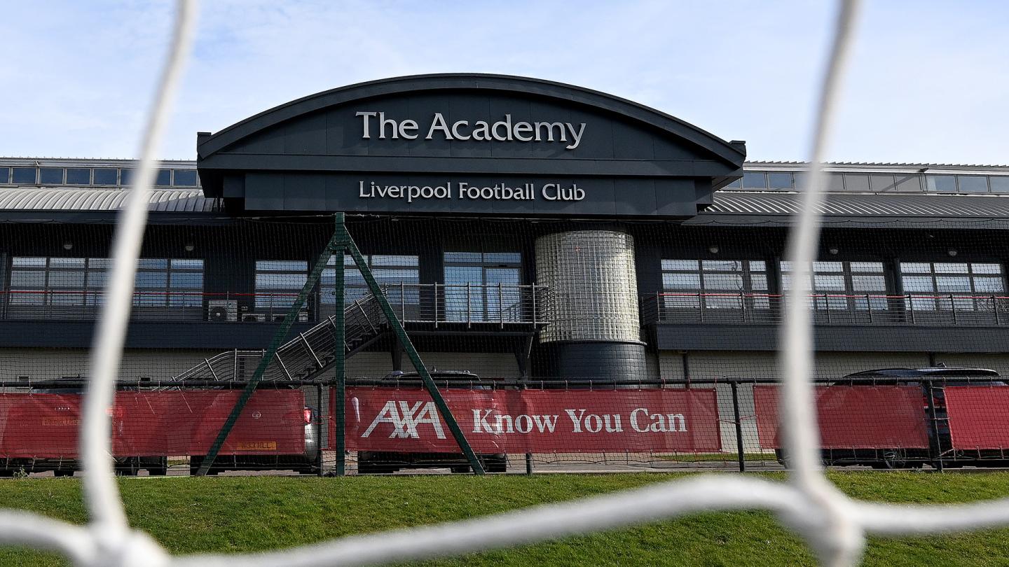 Los sub-18 del Liverpool completan el campo de entrenamiento de ...