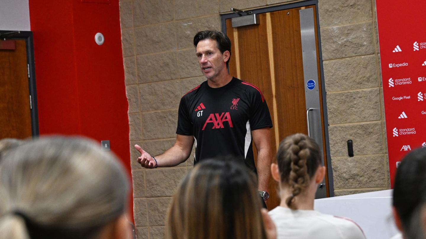 Foto: il nuovo boss della LFC Women Gareth Taylor arriva all'AXA ...