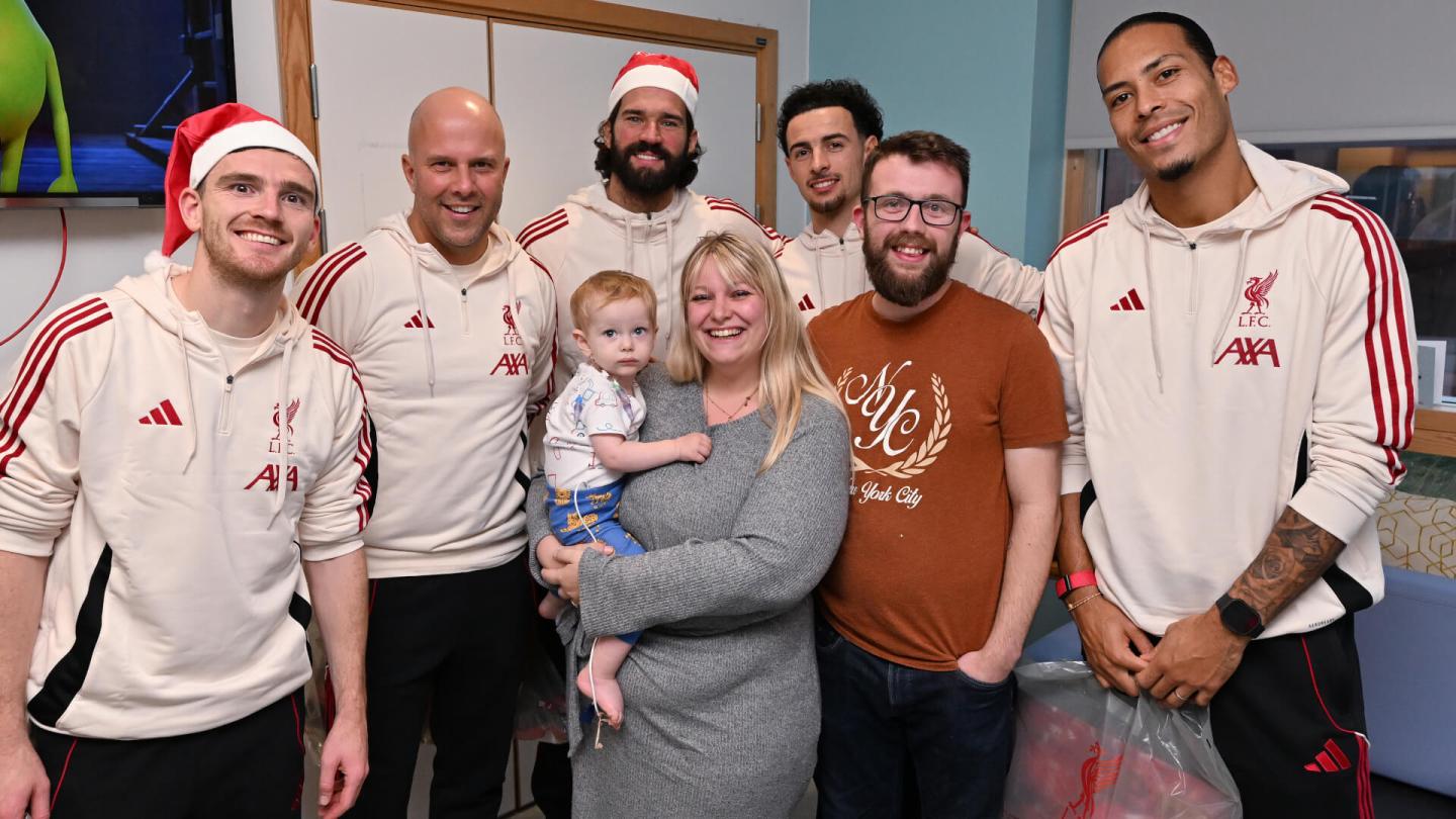 ภาพถ่ายและวิดีโอ: ทีมลิเวอร์พูลเยี่ยมชมคริสต์มาสประจำปีที่ Alder Hey ...