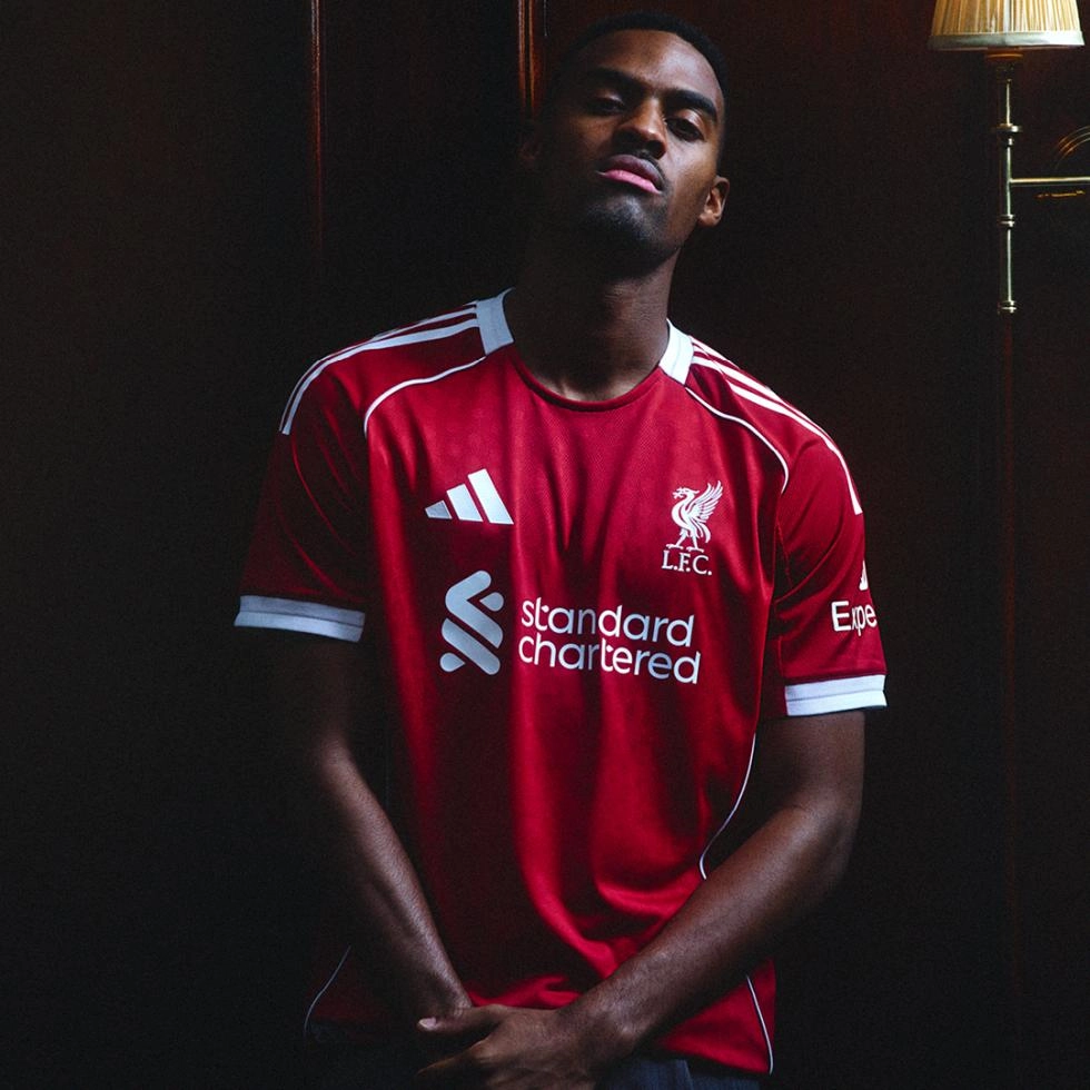 LFCとアディダスが10年間のパートナーシップを開始し、新しいホーム＆アウェイキットを発表 - Liverpool FC