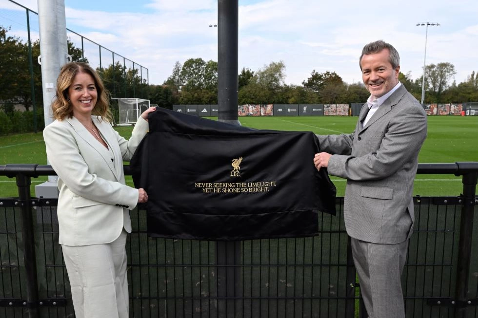 La LFC rende omaggio a David Moores con la presentazione della targa ...